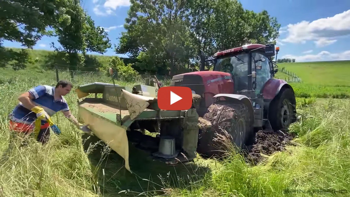 Vastgereden tijden het maaien in Tsjechië Case ih, New Holland, Fendt ...