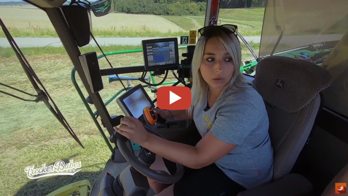 Alina mag voor het eerst op de hakselaar...... Best we spannend ...