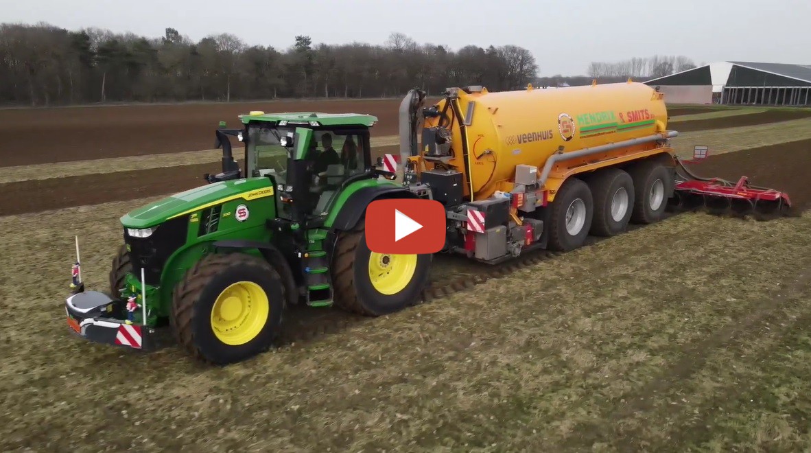 De nieuwe John Deere 7R330 Gen2 van Loonbedrijf Hendrix en Smits aan het bouwland bemesten met ...