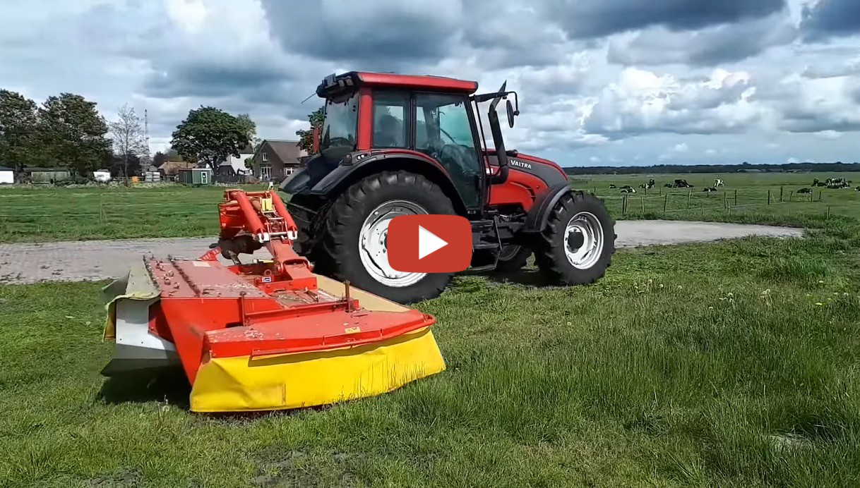 Gerrit aan vrijdag 28 mei inkuilen.......... De maaier wordt klaar ...