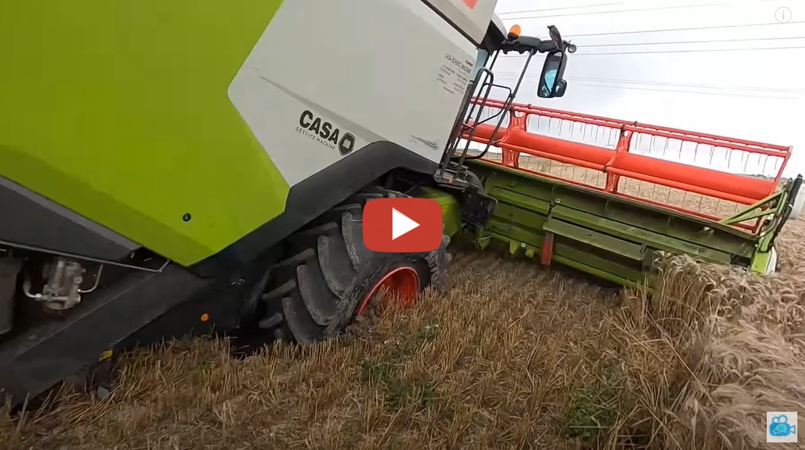Frankrijk.. Claas combine vastgereden in een sinkhole
