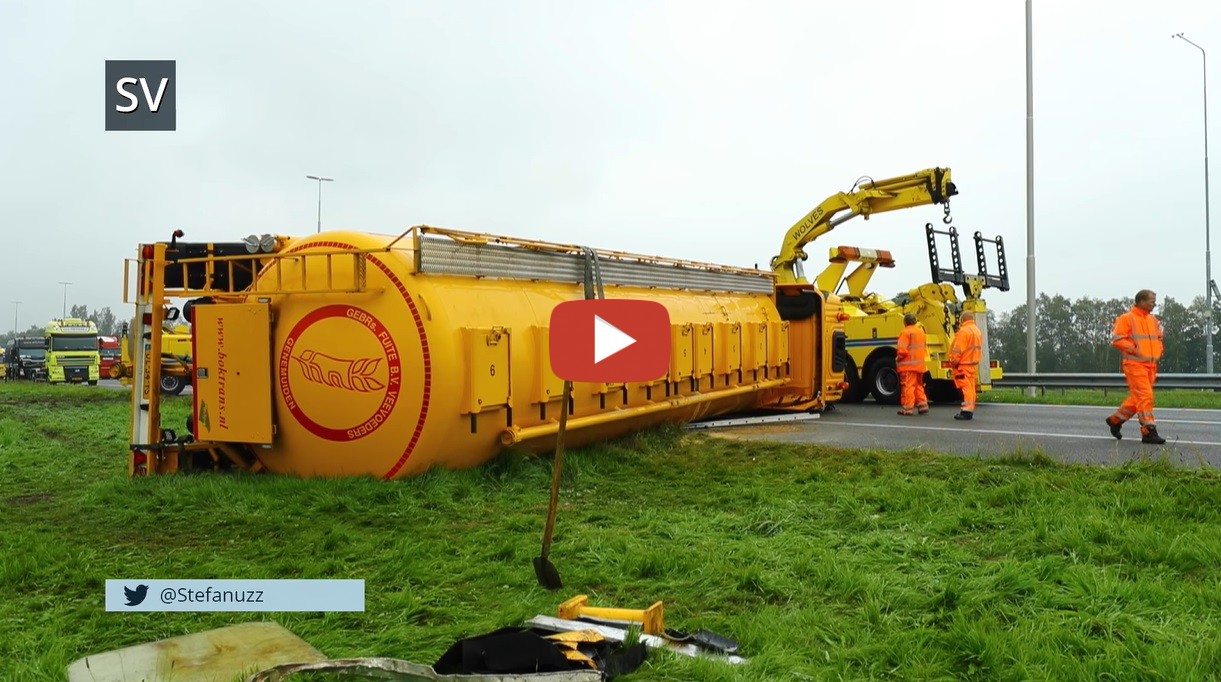 Oud nieuws......Berging gekantelde vrachtwagen van Fuite Veevoeders ...