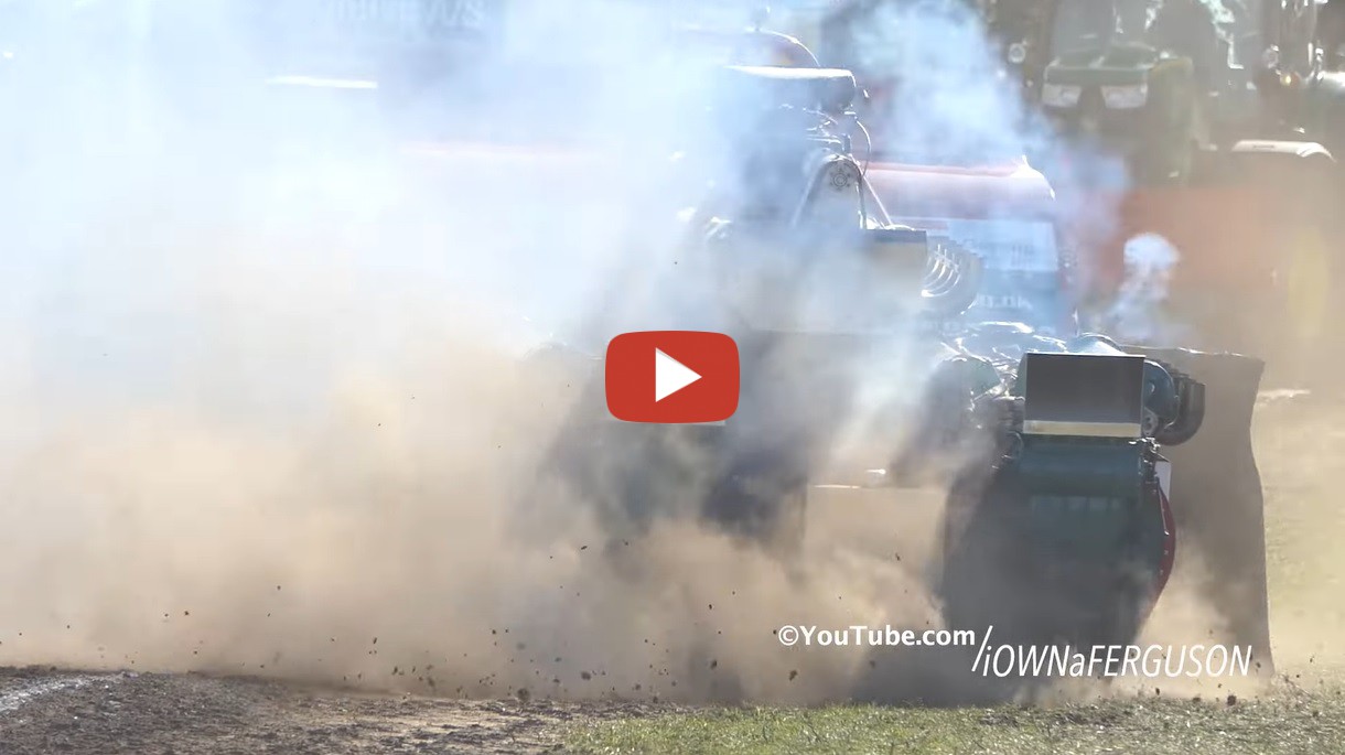 Red Thunder gaat door de vooras - Tractor Pulling in Denemarken ...
