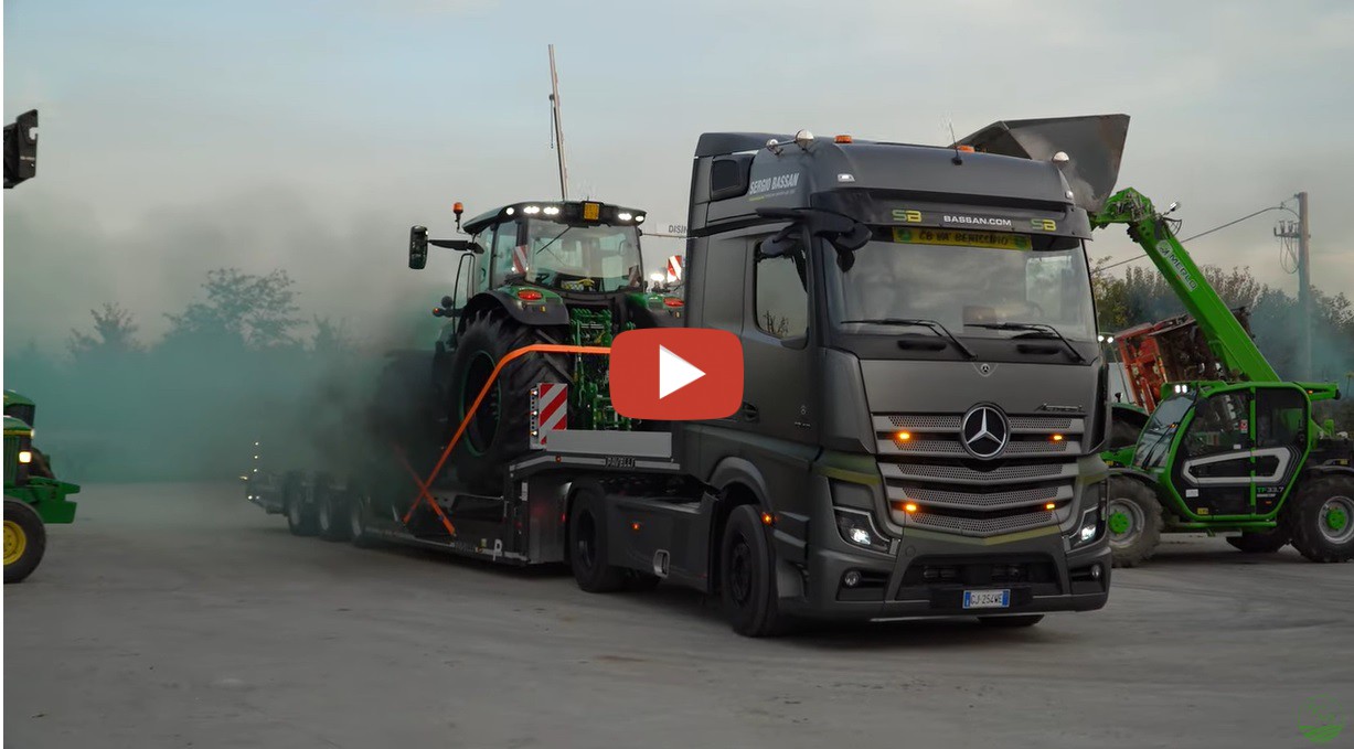 Afleveren van de nieuwe aankoop van Q-FARM, een gloednieuwe John Deere ...