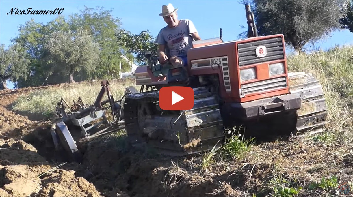 Ploegen met een FIATAGRI 80-75 op stalen rupsen in Italië ...