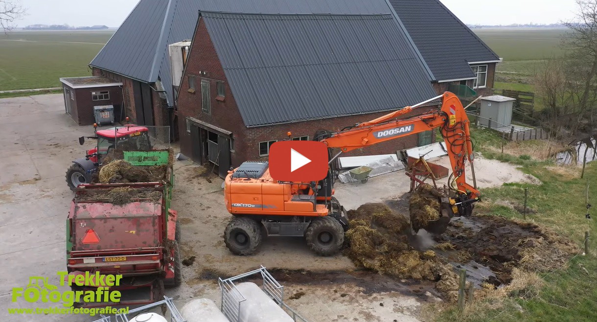 Maatschap Hoekstra aan het mest strooien 2022 met een McCormick X7.460 ...