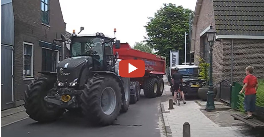 Beetje sturen kan hij wel......Fendt 936 met dolly met daarop een Beco kipper -- Johan Flikweert