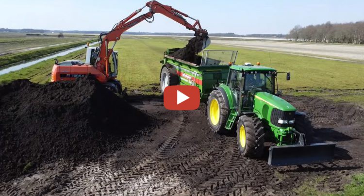 *Compost strooien door Bloemkwekerij Daling uit Smilde, dit gebeurde ...