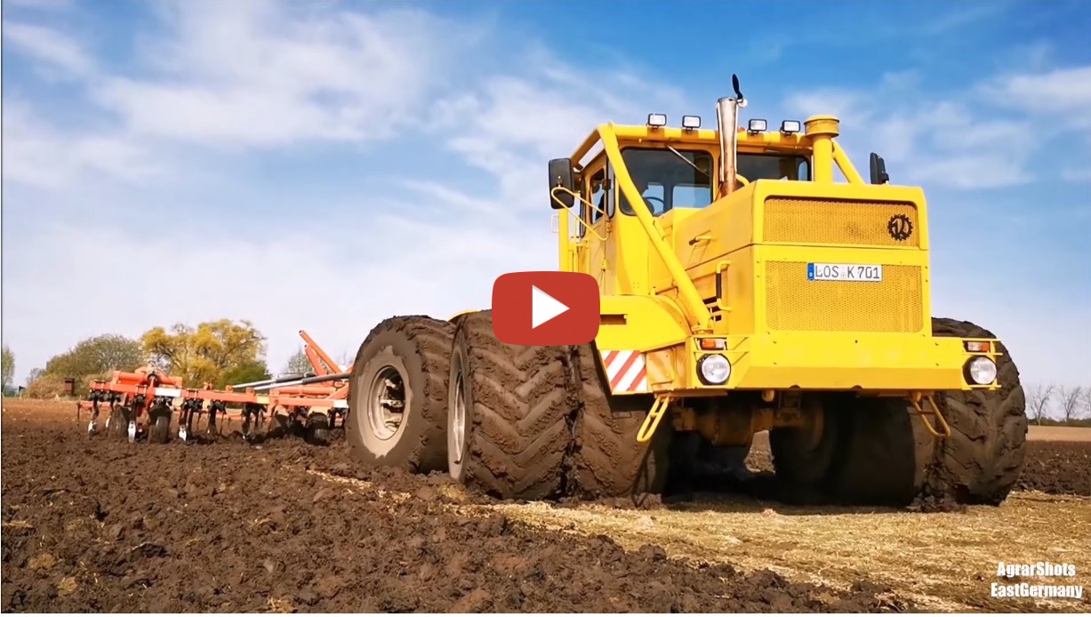 Land los trekken met een Kirovets K 701 op een perceel met natte plekken.......... AgrarShots ...
