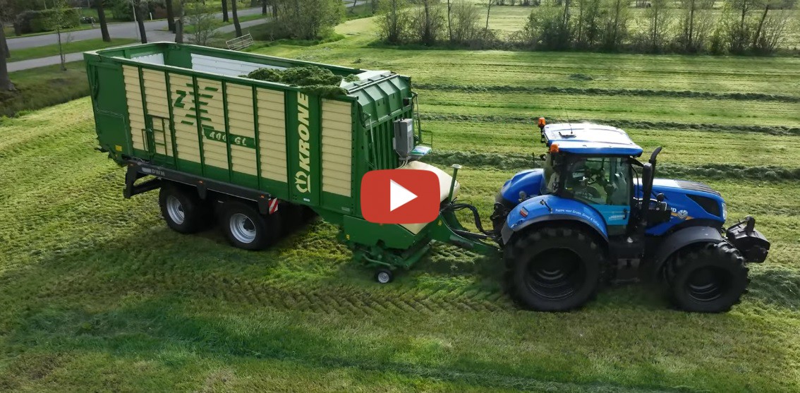 Gras inkuilen 2023 op veel en brede banden... Super combi.. New Holland ...