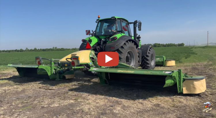 Nieuwe combi Deutz Fahr 8280 TTV Tractor met Krone Triple Mowers maait ...