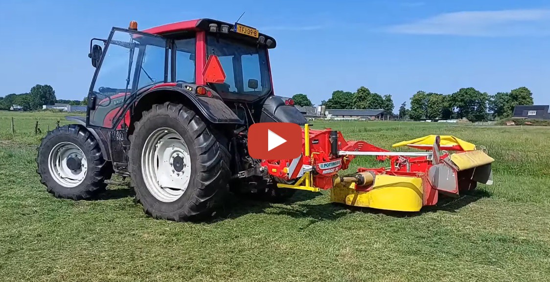 Boer Gerrit heeft de monteur van Schoonhoven Service bij nieuwe maaier ...
