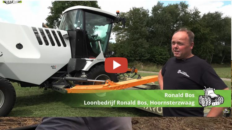 Cutaro zelfrijder met 11 meter werkbreedte en 350 pk en een gewicht van ...