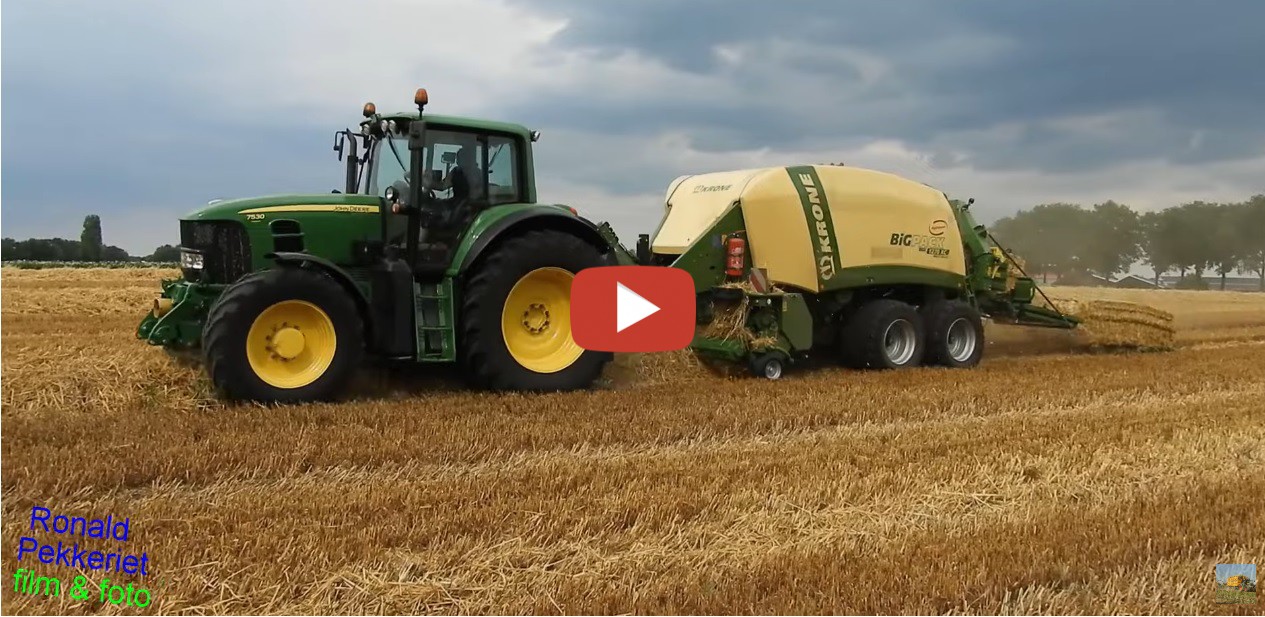 Visser Fourage uit Mariënheem aan het stro persen 2023 met een . John ...