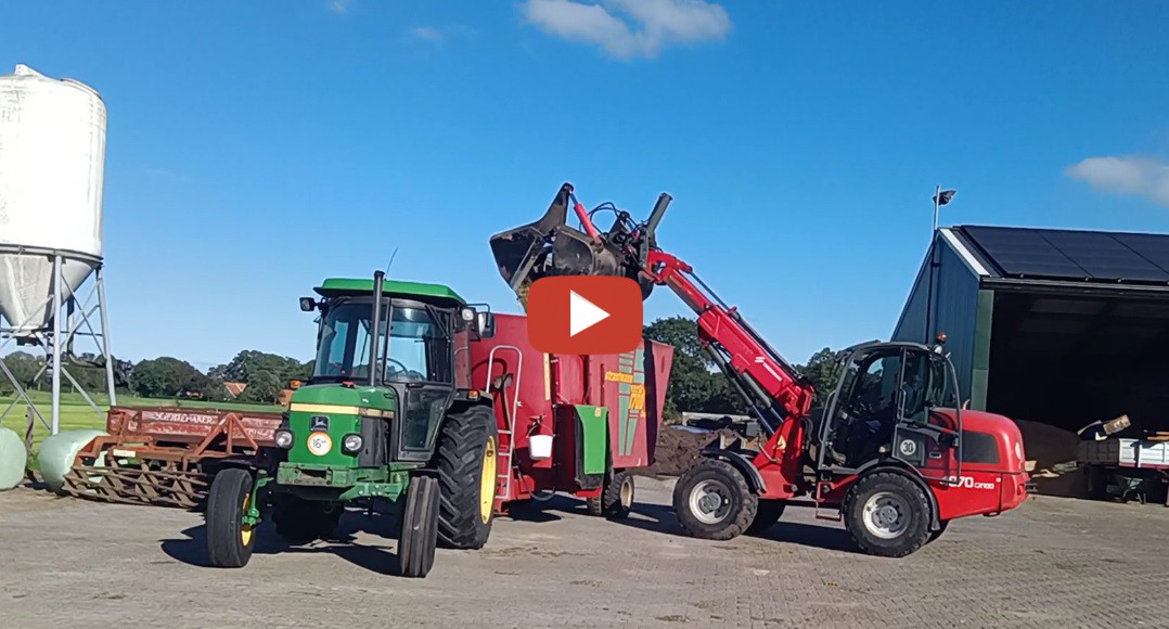 Boeren video's -- Koeien voeren met Klumpers met de John Deere 2250 met ...