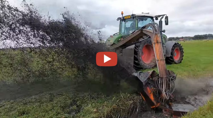 Boer laat de sloten schoonmaken met een slotenfrees.....