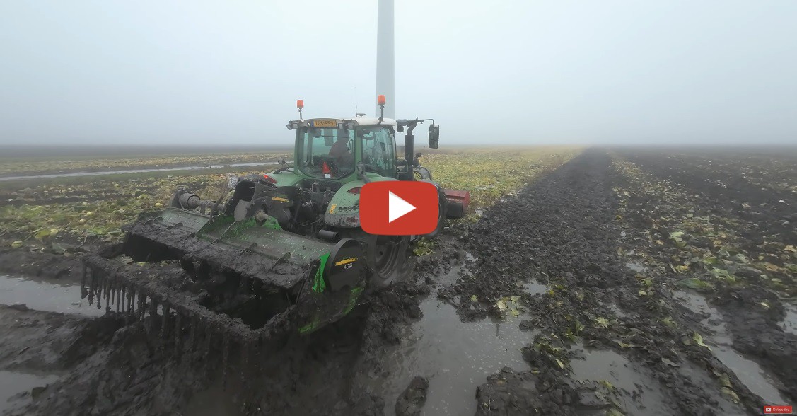 Zeer natte grond sptten met een Farmtec Agri roterende spitmachine met ...