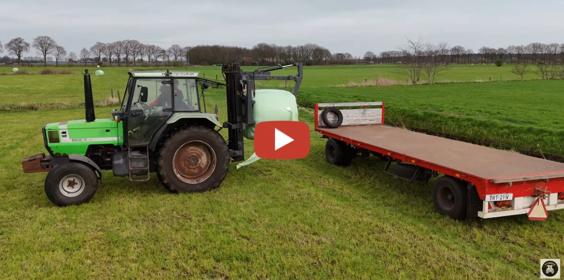 Robin haalt de ronde balen uit het land.........Nlfarming
