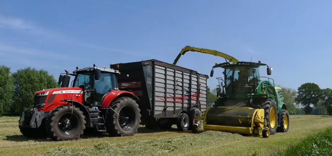 Loonbedrijf Ploeg uit Ede. Gras hakselen 2024 met John Deere 8300i ...