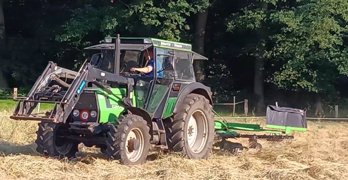 Hooien met 100% Deutz Fahr. -- Boeren video's