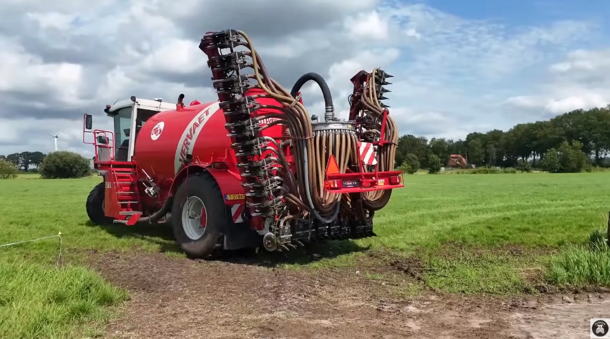 Nlfarming -- Balen halen, mest rijden en koeien voeren. Robin is er ...