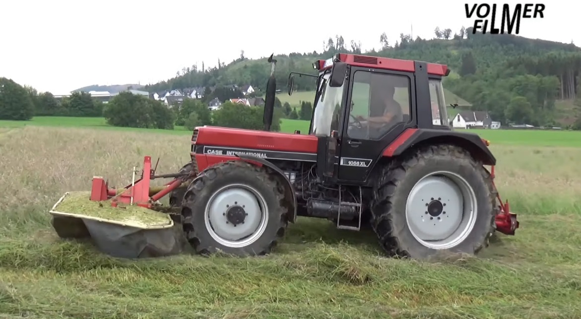 VolmerFilm -- 22 juni 2024 - Gras maaien door een boer met de Case IH 956XL trekker, PZ CM 265F ...