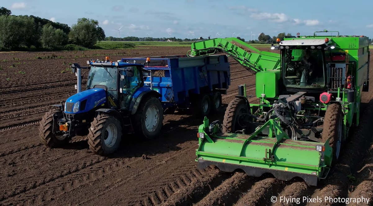 Flying Pixels Photography -- Aardappels rooien door Loon - en ...