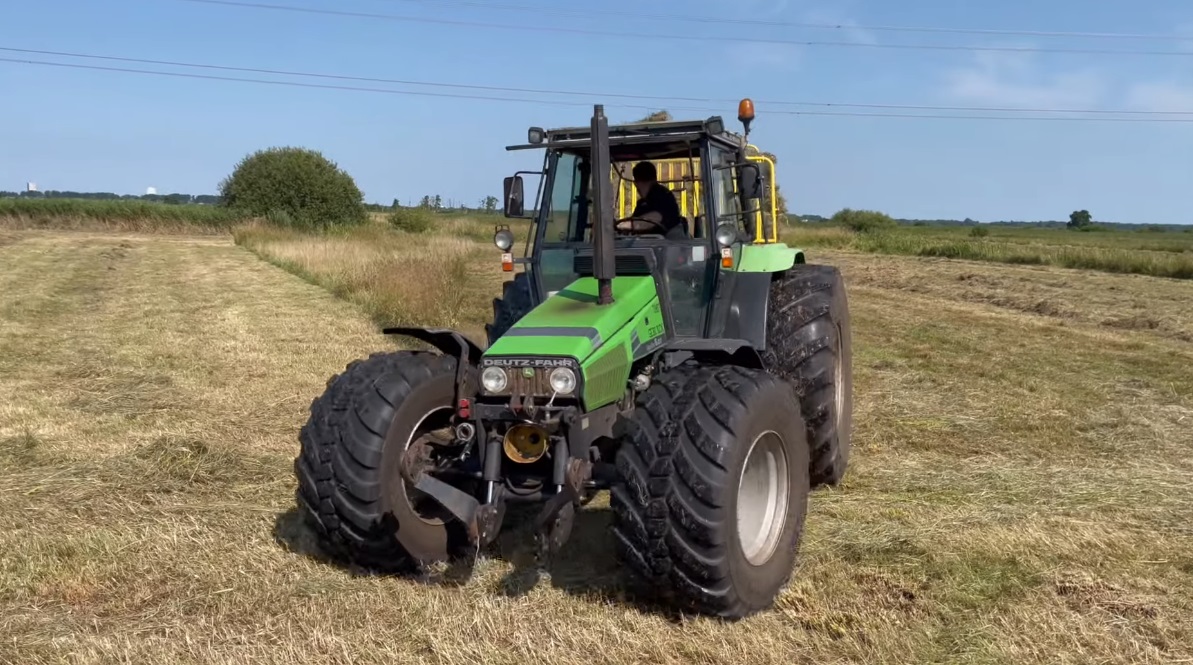 Onlanden van Groningen -- Gebr. Kok aan het maaien, harken en oprapen ...