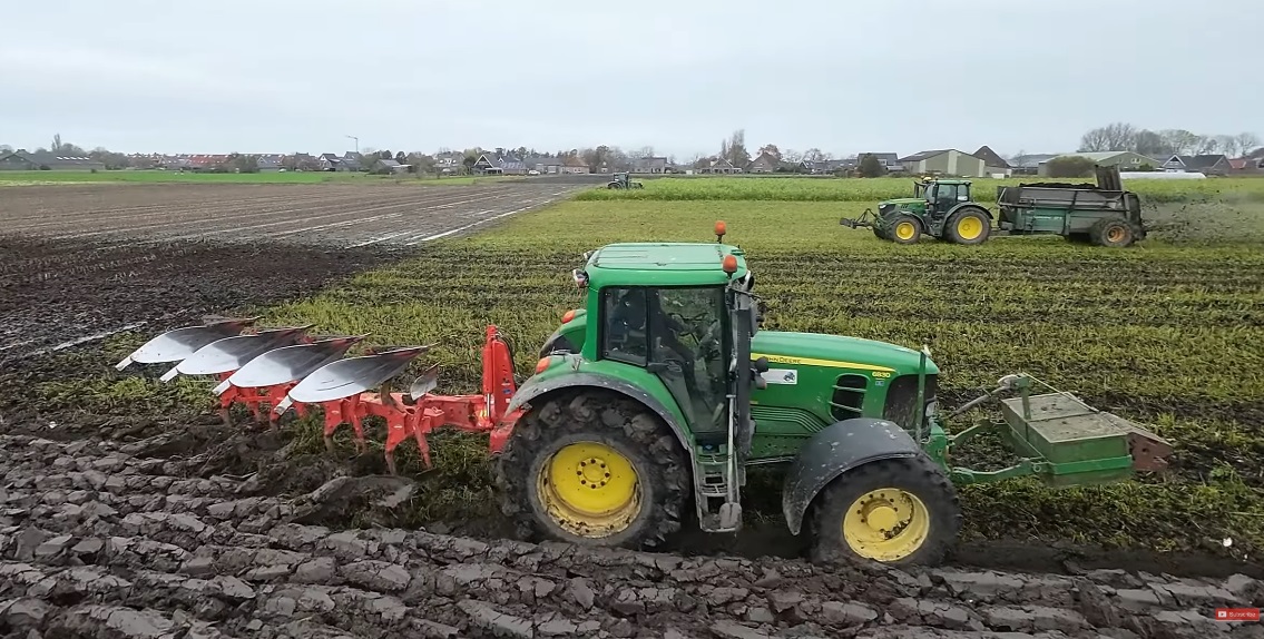Loonbedrijf Kees Bakker aan het klepelen, ploegen en vaste mest aan het strooien.. Dit alles met ...