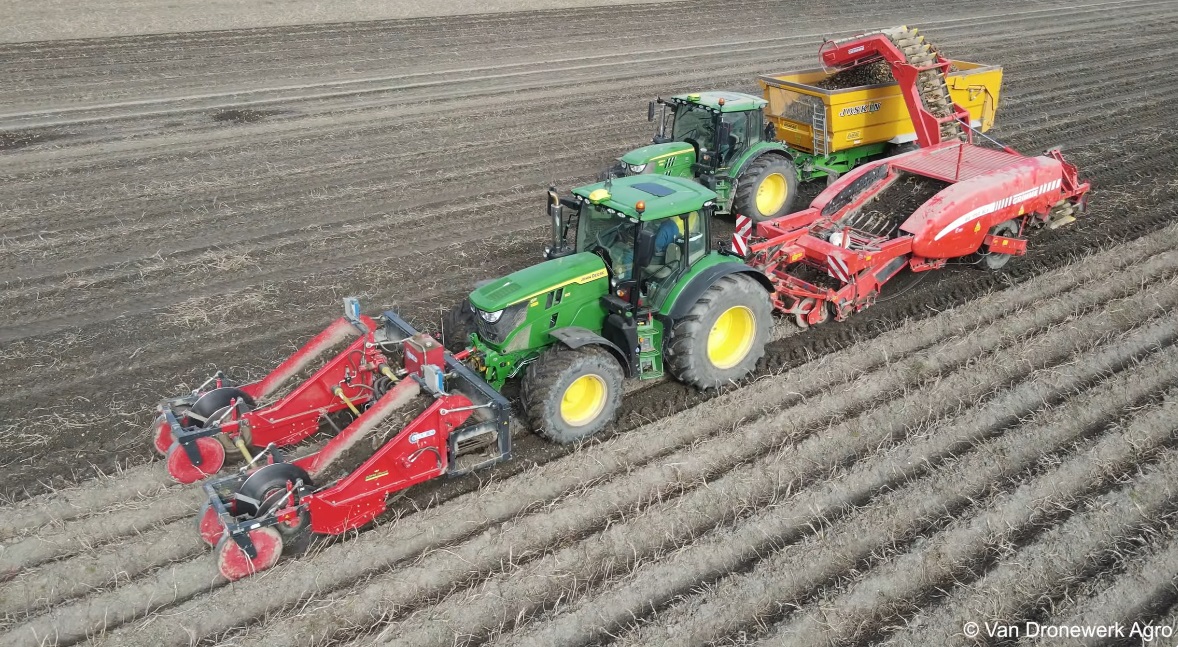 4 rijen aardappelen rooien met een Tolmac Front Digger en een Grimme GZ ...
