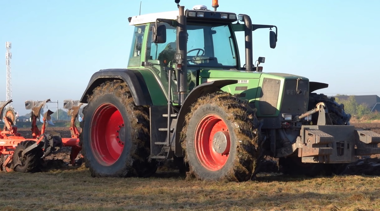 Een legendarische Fendt Favorit 818 Turboshift aan het ploegen met een 5-schaar Kuhn Vari-Master ...