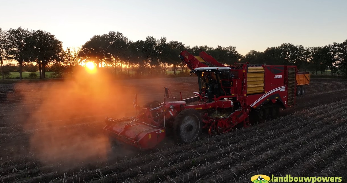 Aardappels rooien met de nieuwe Grimme Varitron 470 TT van Agro ...