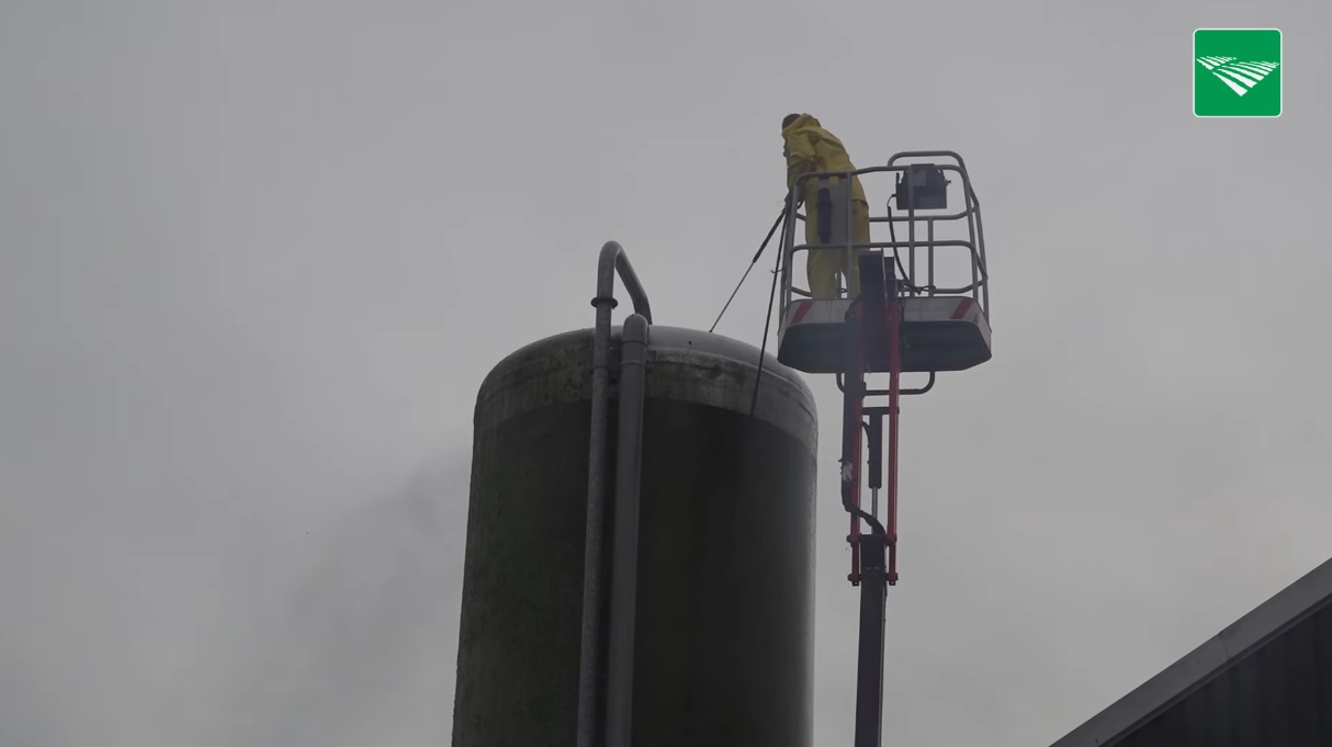 'Allemaal vage klachten met vee' door schimmel in silo's.De voersilo's ...