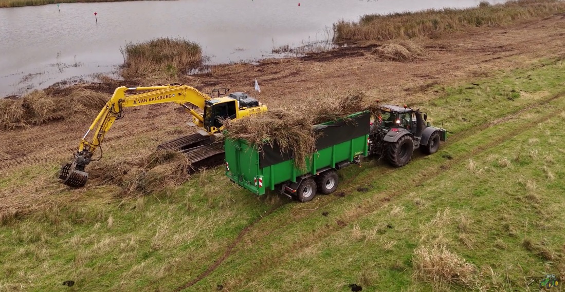 Van Aalsberg aan het gras en riet laden met een Komatsu op extra brede ...
