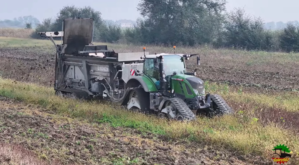 Gabry982 -- Fendt 724 Vario op tracks aan het compost strooien in Italië.