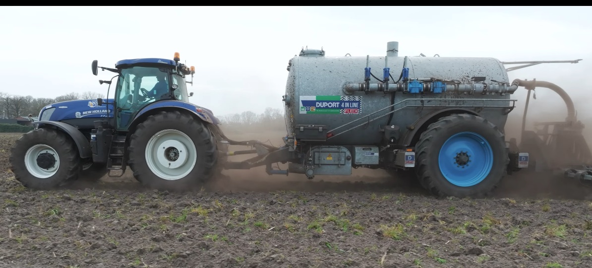 Het bemesten van bouwland met Loonbedrijf Wissink uit de Rietmolen ...