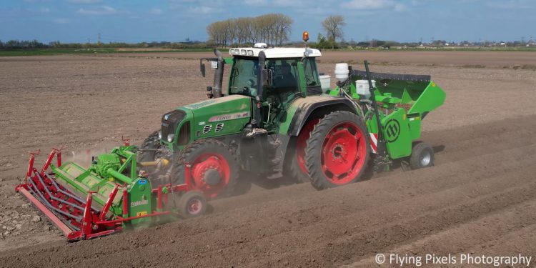 Aardappels poten en ruggen frezen door De Leeuw akkerbouw uit ...