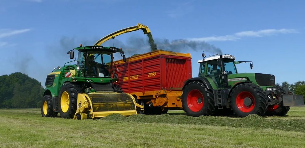 Loonbedrijf Gebr. Blankespoor uit Harskamp aan het gras hakselen met ...