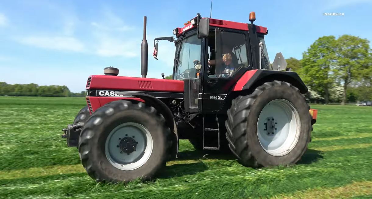 Maatschap Kuipers maait, op een mooie zonnige middag, een flink pak raaigras met hun Case ...