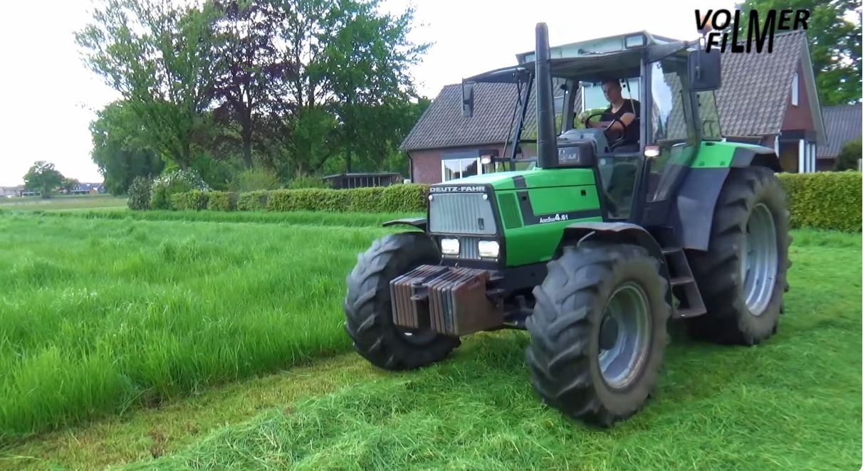 2025 - Gras maaien door een veehouder met de Deutz-Fahr Agrostar 4.61 trekker en Deutz-Fahr SM 5 ...