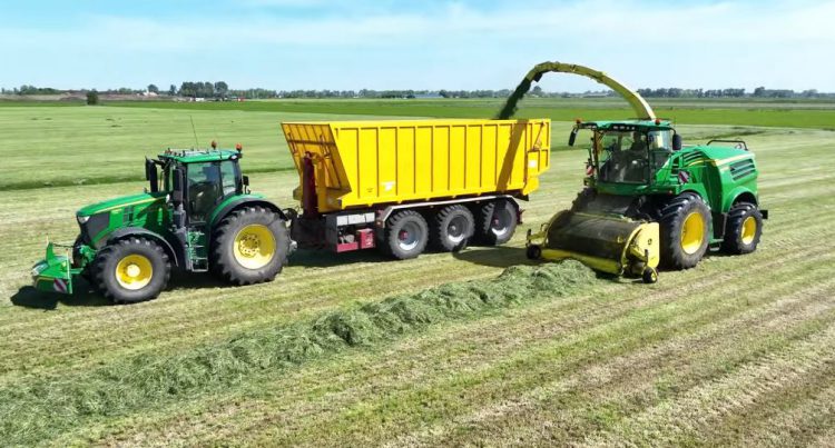 Loonbedrijf Wilgenburg aan het gras hakselen 2025 met een John Deere ...