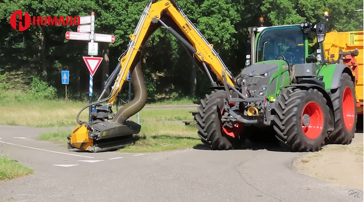 Vaarkamp B.V. aan het werk -- Bermen maaien met Humabo aanbouwframe ...