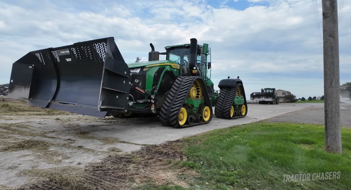 Gras inkuilen met een nieuwe John Deere 9RX 710 op de kuil. Verder een ...