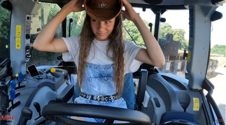 Girlpower - Giulia aan het werk met New Holland trekkers. The AgriChannel