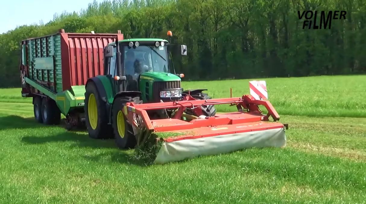 2025 - Gras maaien, oprapen en stalvoeren bij melkveebedrijf Veldhuis met de John Deere 6430 ...