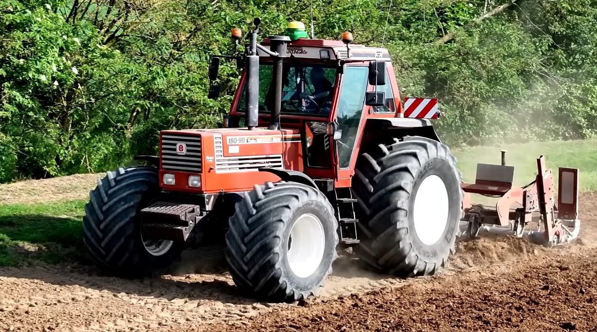 Land lostrekken met een **SUPER** Fiatagri 180-90 Turbo DT in Italië ...