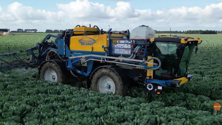 Akkergigant -- De Delvano Euro-Trac 6000 is met zijn spuitboom van 57 ...
