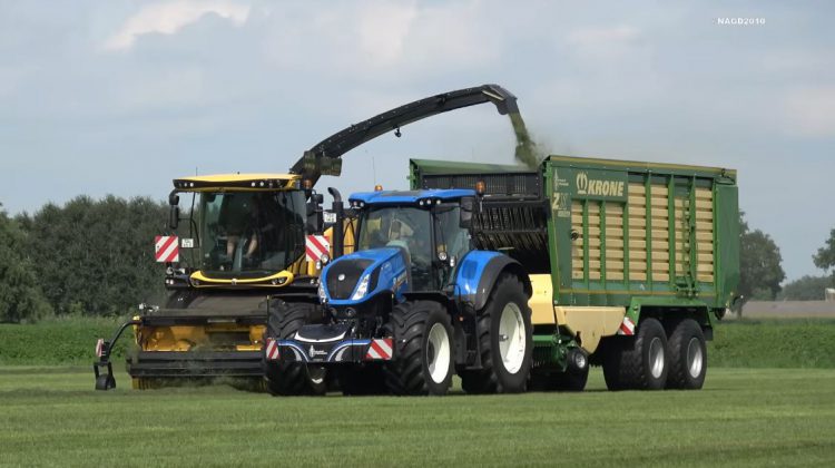 Gras hakselen en inkuilen door loonbedrijf Prenger (Den Velde) met New ...