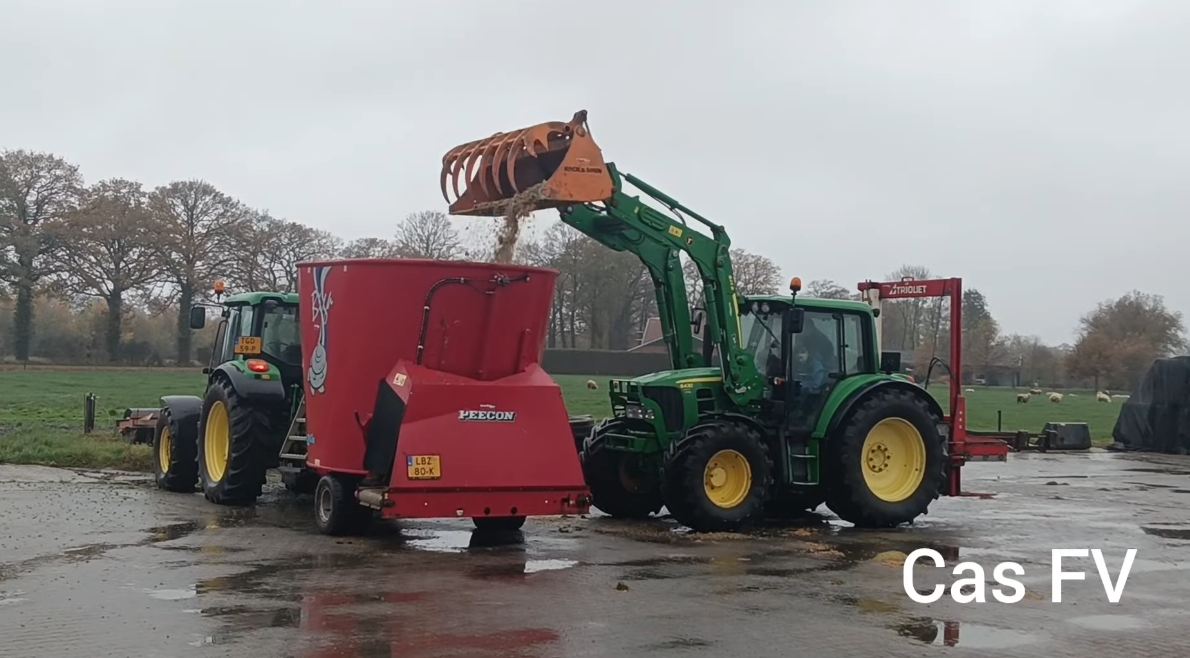 Voeren met de John Deere 6430 trekker met de John Deere 623R voorlader ...