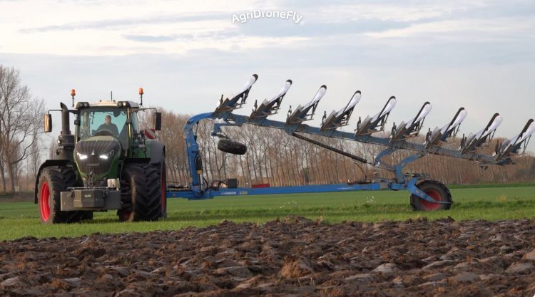 Ploegen met een Fendt 1050 en 9 schaar Lemken Diamant 16 on-land ploeg ...